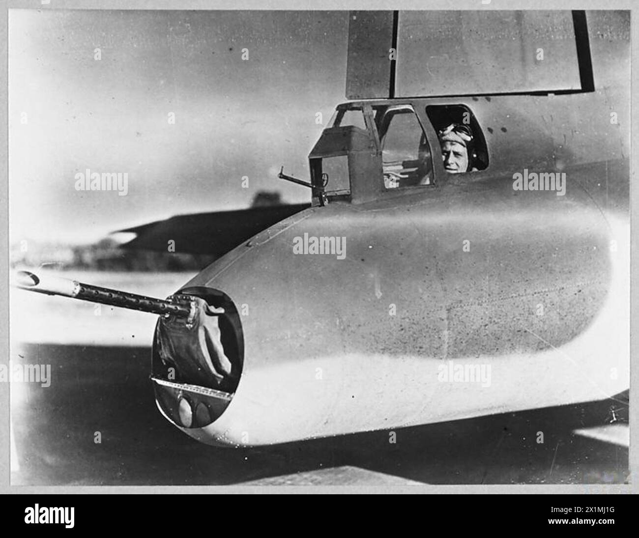 U.S. FLYING FORTRESSES AND THEIR CREWS AT ABASE IN BRITAIN - 7806 ...