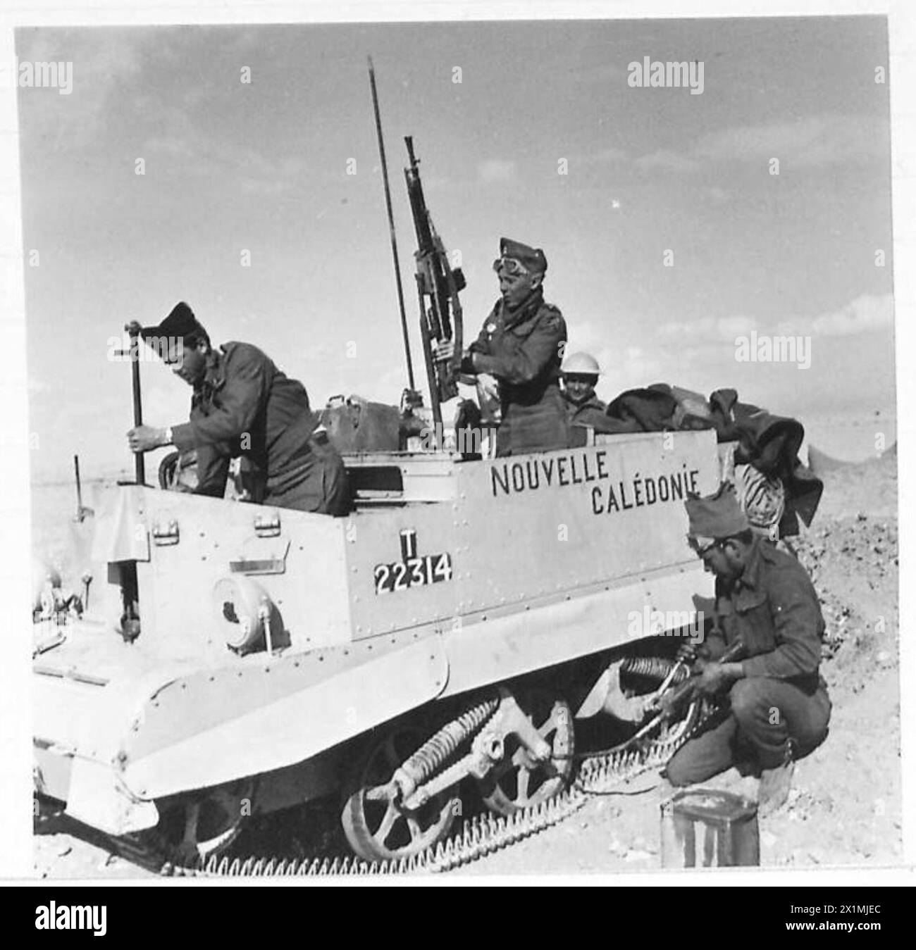 PICTURES TAKEN IN THE WESTERN DESERT - Free French troops, part of the ...