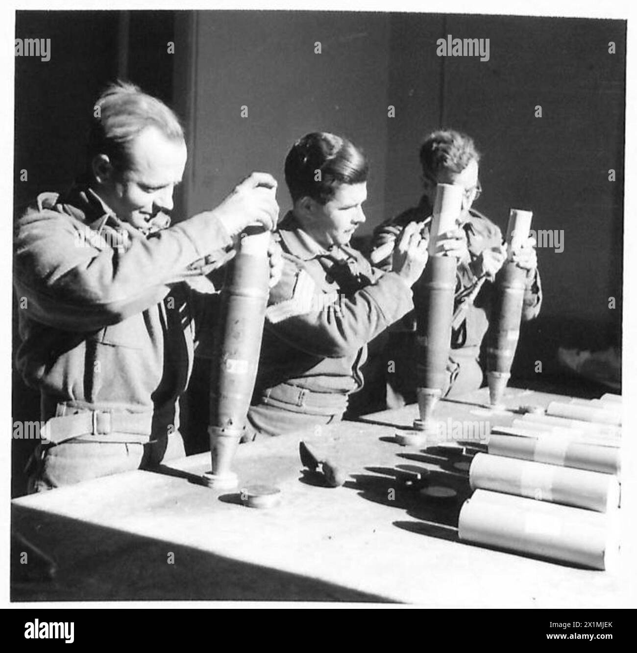 ITALY : FIFTH ARMYLEAFLETS FOR THE ENEMY - Loading rolls of leaflets ...