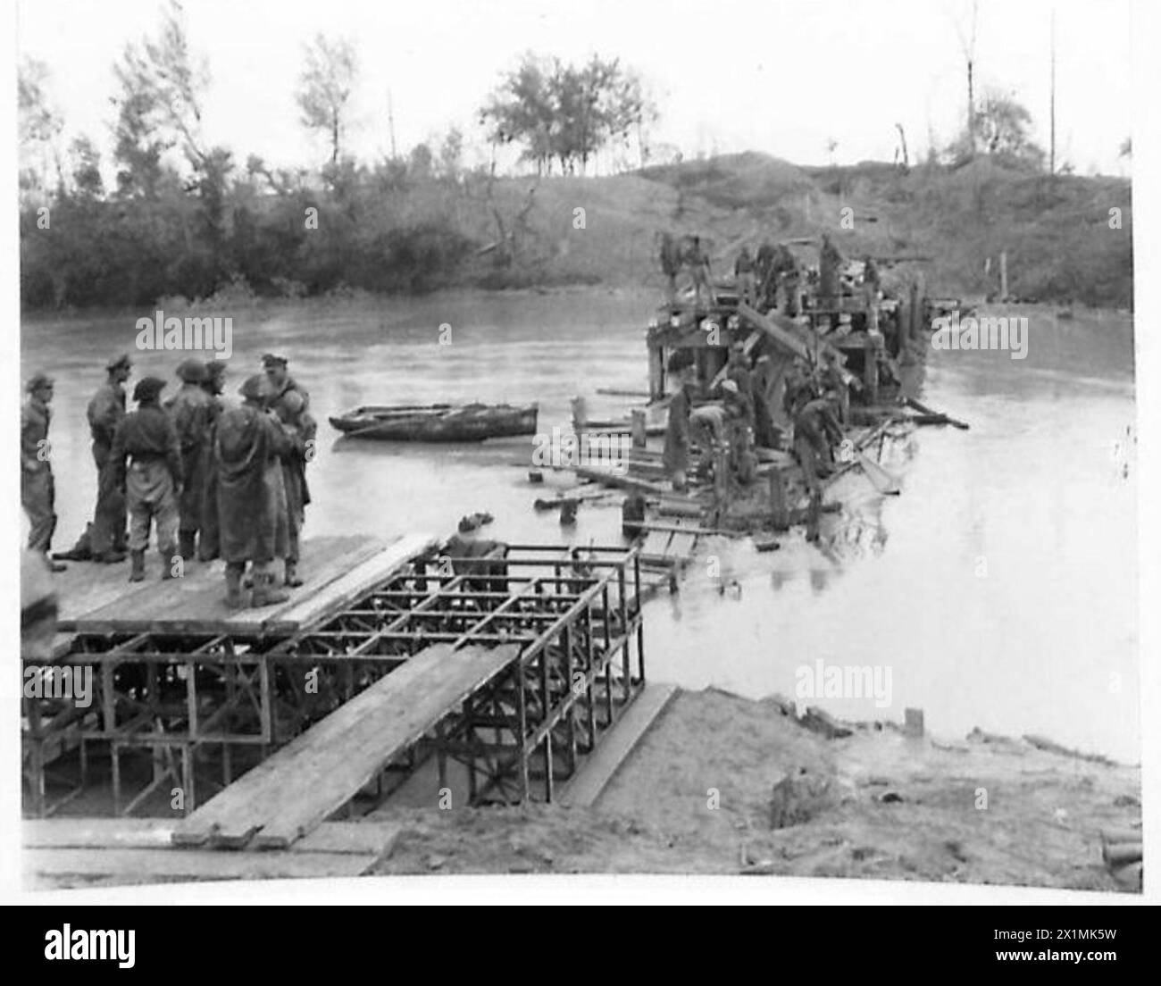 ITALY : FIFTH ARMY FRONT ROYAL ENGINEERS BRIDGE THE VOLTURNO RIVER - R ...