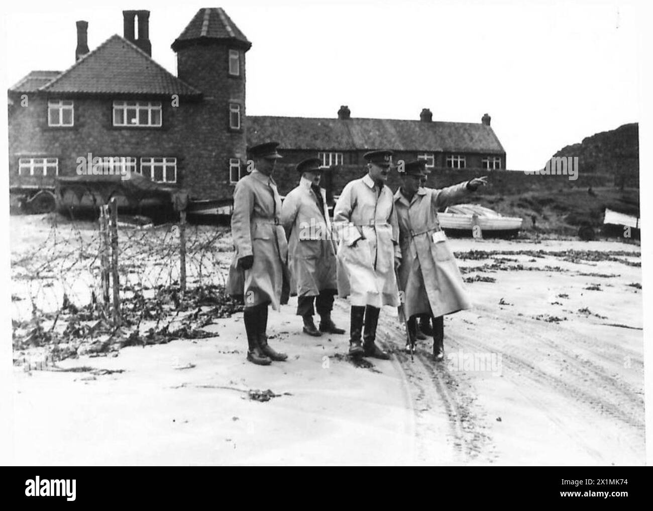 G.O.C-ln-C.TOURS HIS NORTHERN COMMAND - Inspecting barbed wire defences ...