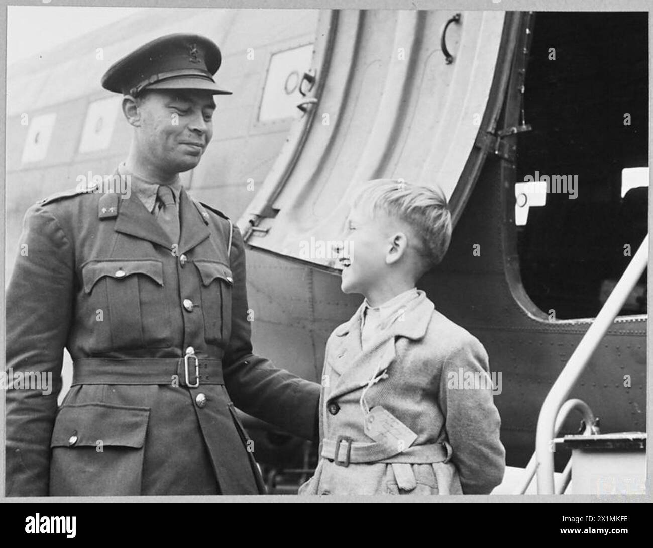 DUTCH CHILDREN FLY TO ENGLAND ON HOLIDAY - 15913 Picture issued 1945 ...