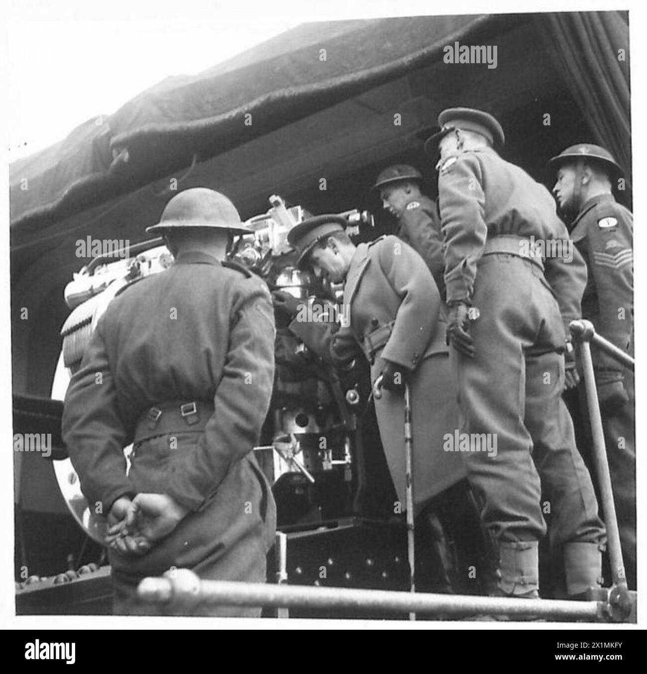 COMMANDER-IN-CHIEF VISITS SOUTH EASTERN COMMAND - The C-in-C makes a ...