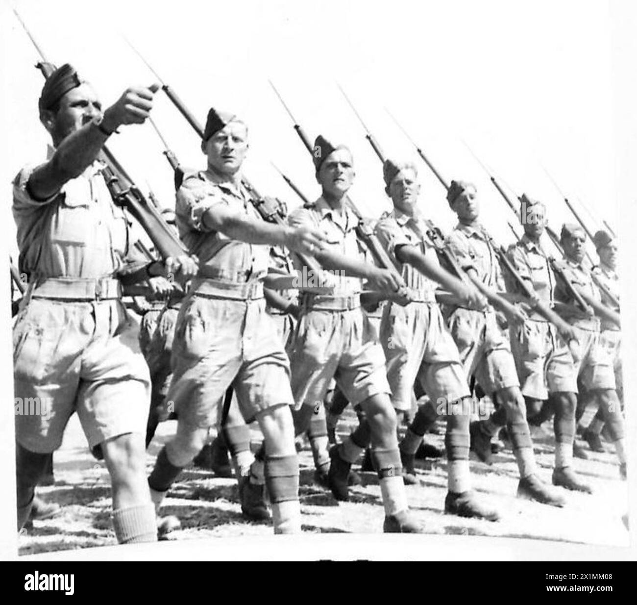 NORTH AFRICA : GENERAL EISENHOWER INSPECTS BRITISH TROOPS - No.4 Coy ...