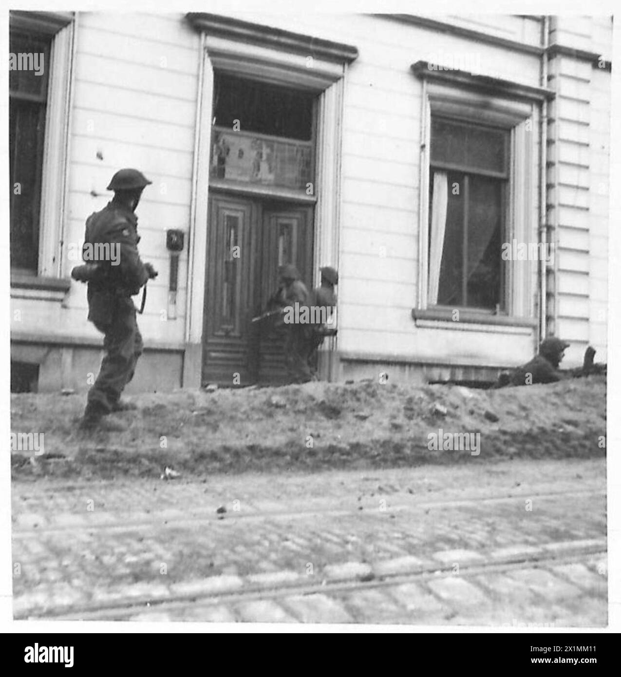 STREET FIGHTING IN ARNHEM - British troops smashing down a door to ...