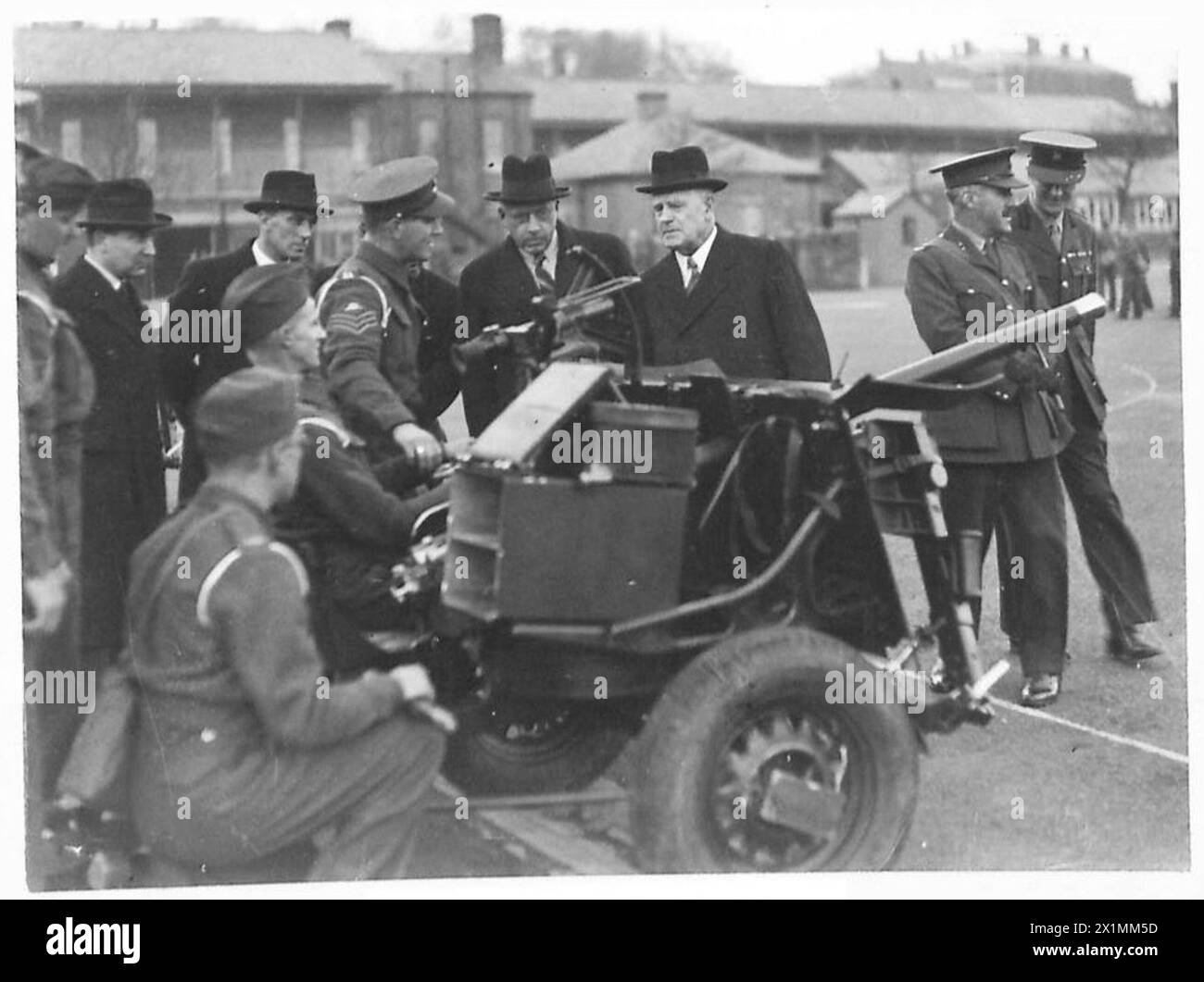 THE DOMINION PREMIERS AT ALDERSHOT - Inspecting an anti-tank gun ...