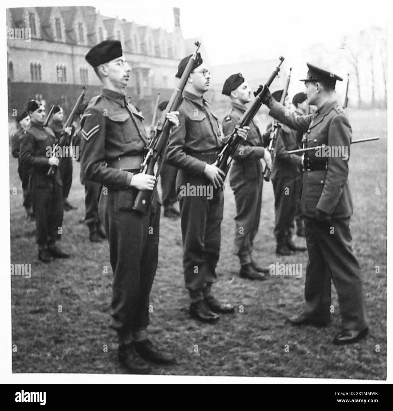 PAY CLERKS & SOLDIERS - Rifle inspection , British Army Stock Photo - Alamy