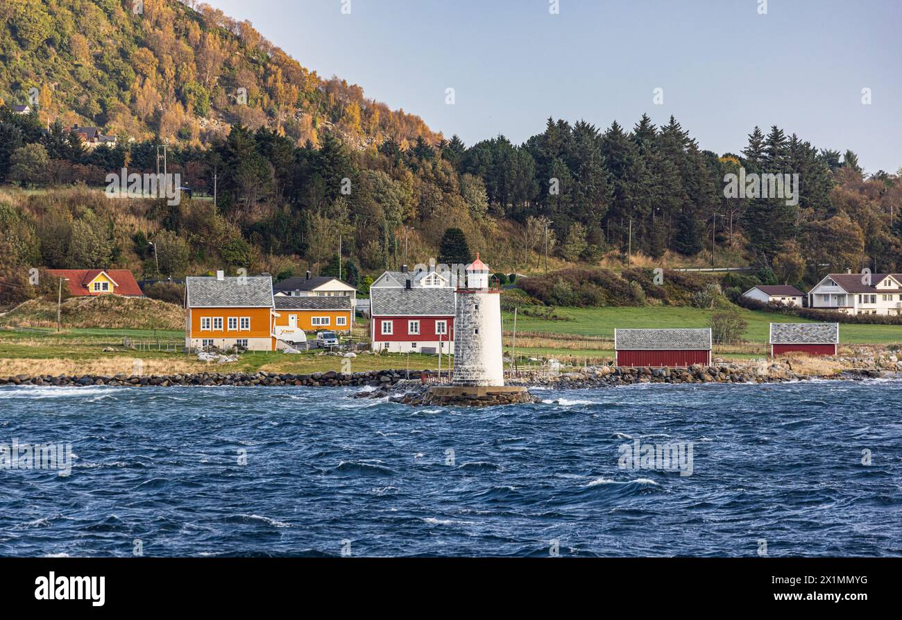 Der Leuchtturm 'Hogsteinen Fyr' bei der Insel Godoya, welche zu ...