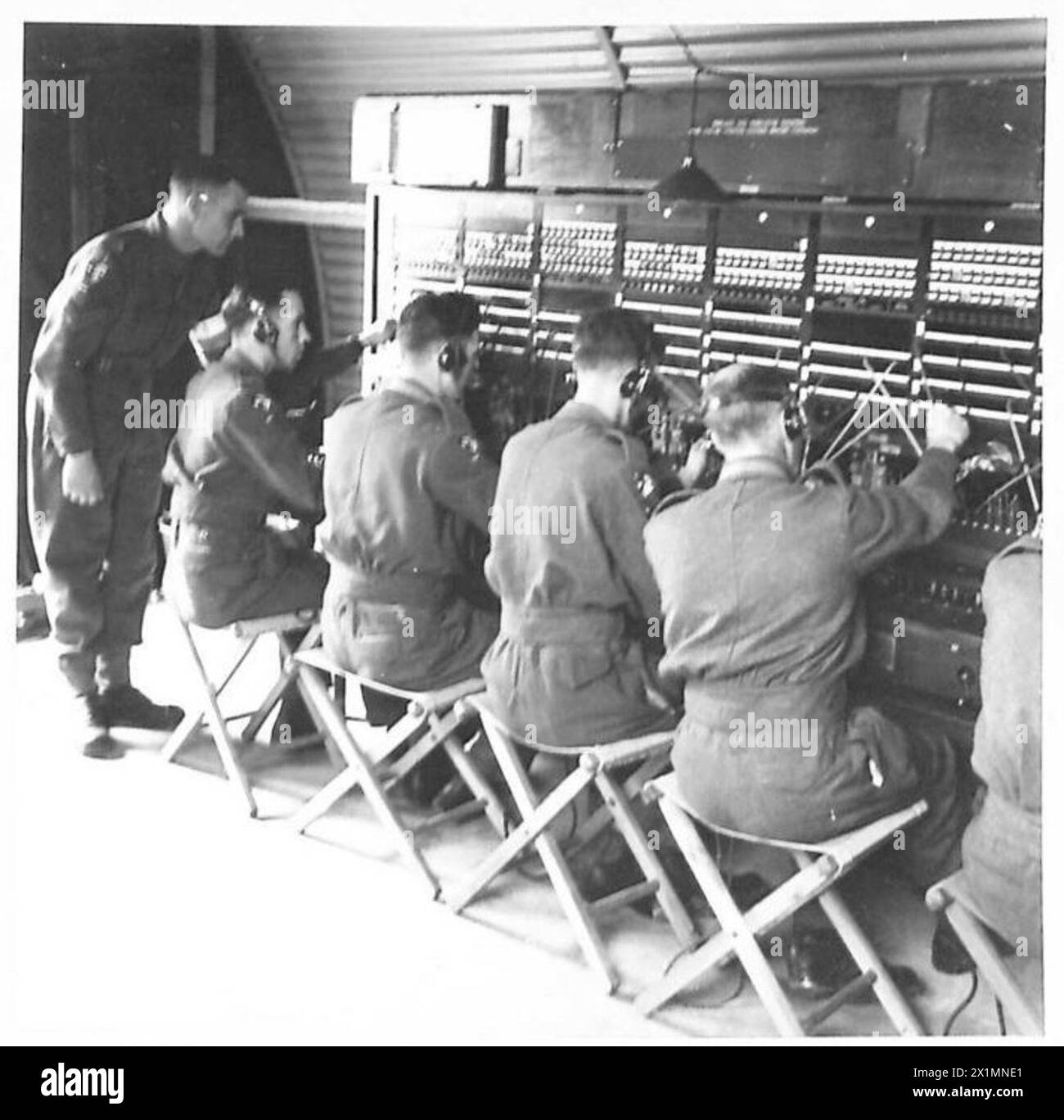 ROYAL CORPS OF SIGNALS - Male operators operating a large field ...