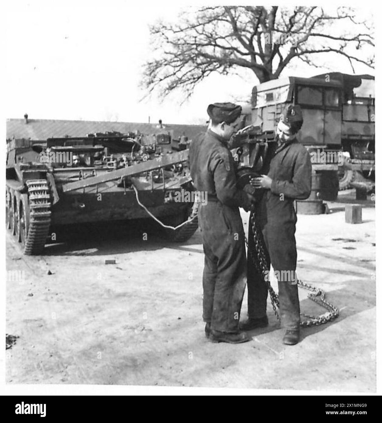CRUSADER TANK - Fitting block and tackle , British Army Stock Photo - Alamy