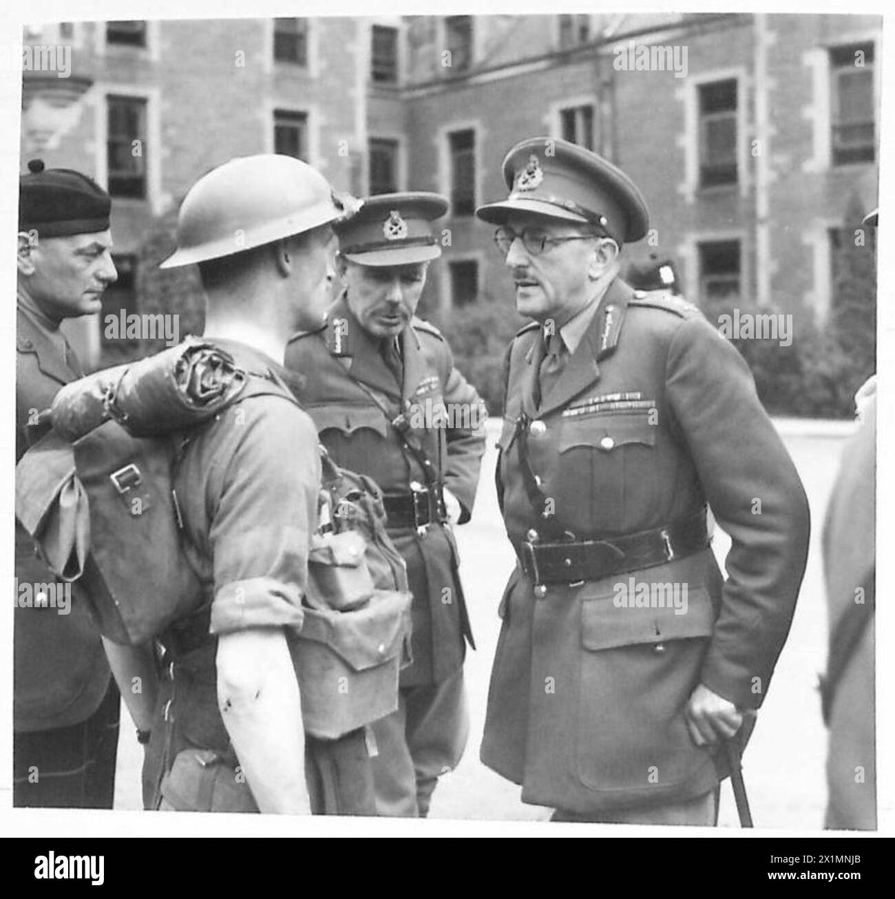 THE COMMANDER-IN-CHIEF IN SCOTLAND - General Sir Alan Brooke talking to ...