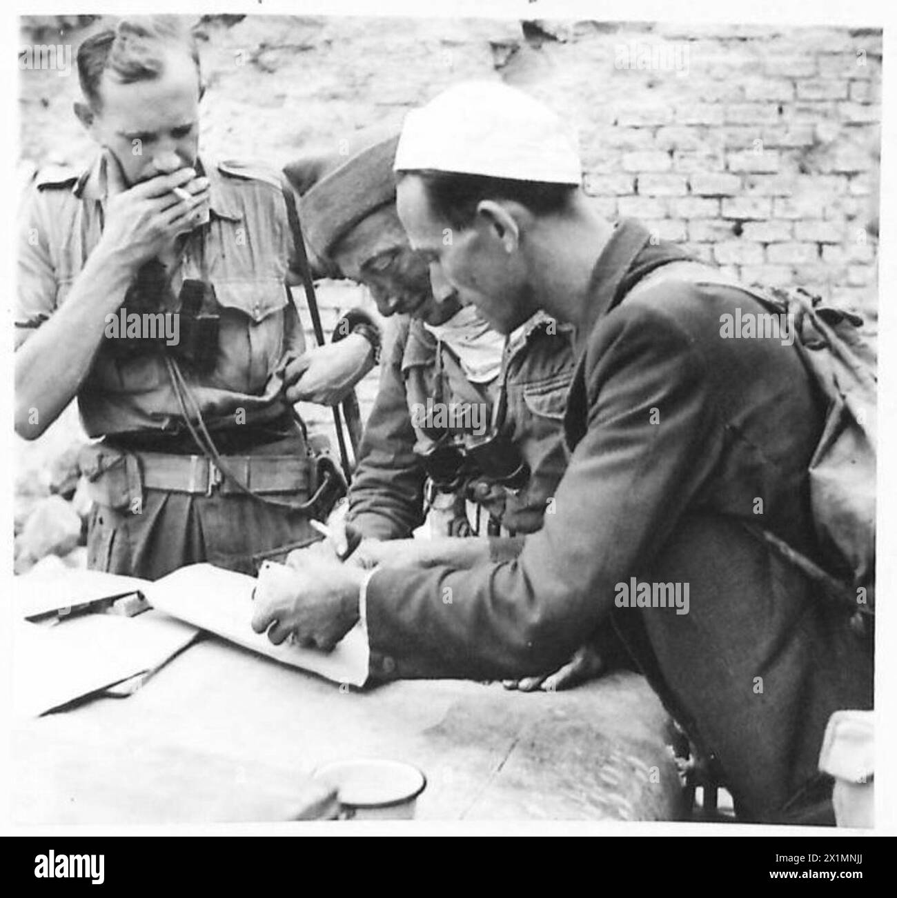 ITALY : COMMANDO RAID ON ISLE OF CHERSO - Major Cameron talking to one ...