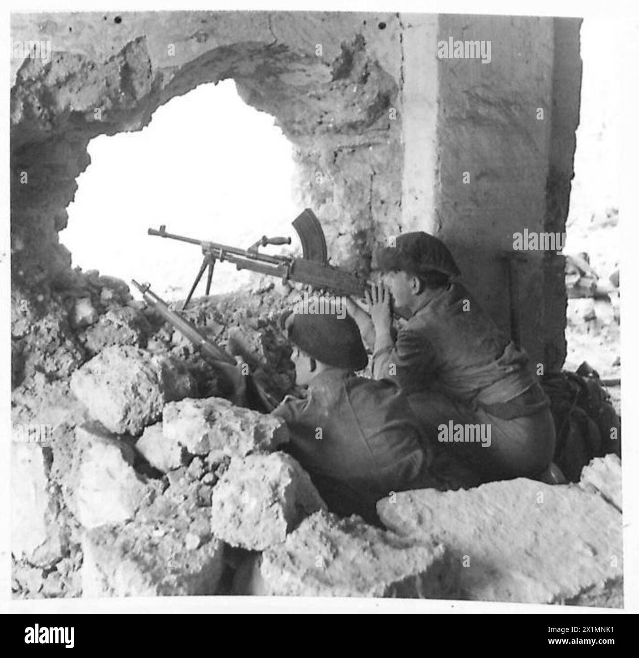 EIGHTH ARMY : THE FALL OF AQUINO - Bren gunners take up a spotion in a ...
