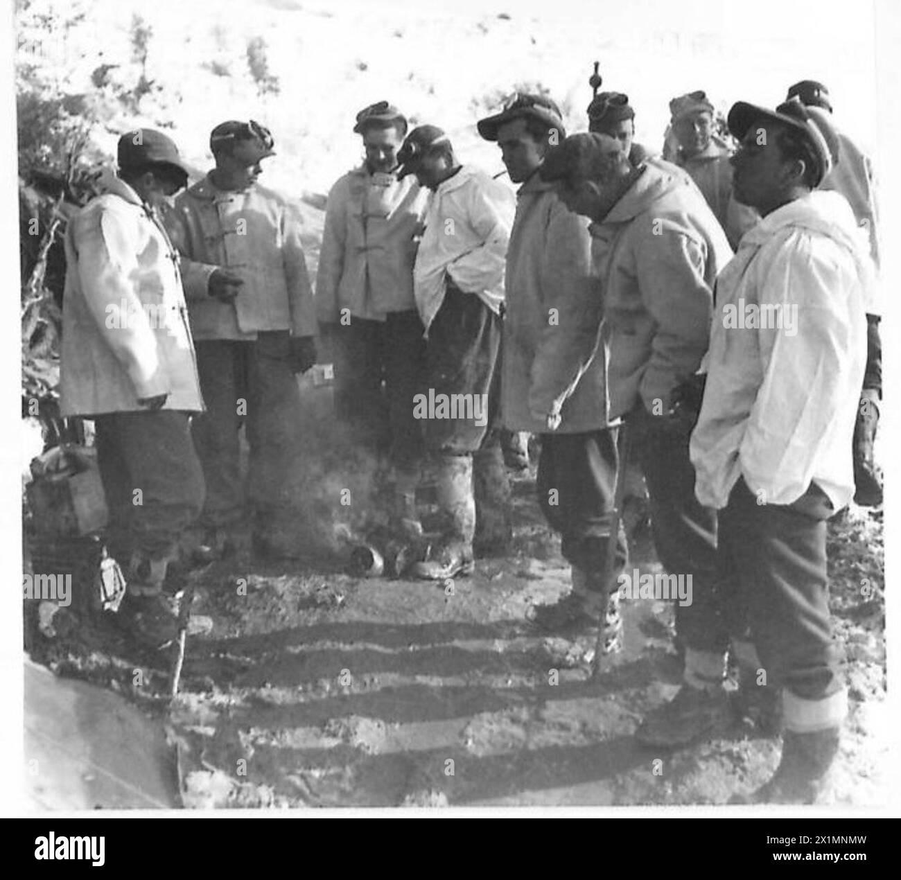 FIFTH ARMY : MORTARS IN ACTION IN SNOW - Troops drsssed in duffle coats ...