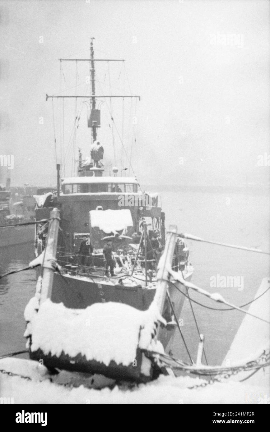 BRITISH NAVAL ACTIVITIES IN WINTER. 20 JANUARY 1942, ROSYTH, UNDER ARCTIC LIKE CONDITIONS. - A ...