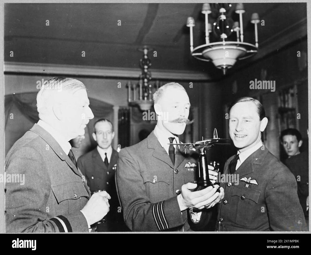 SQUADRON RE-UNION DINNER - Picture issued 1944. Pictures taken at the ...