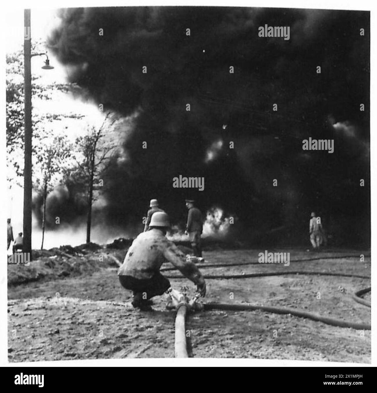 FUEL OIL FIRE AT SHELL OIL DOCKS, HAMBURG - German firemen fight the ...