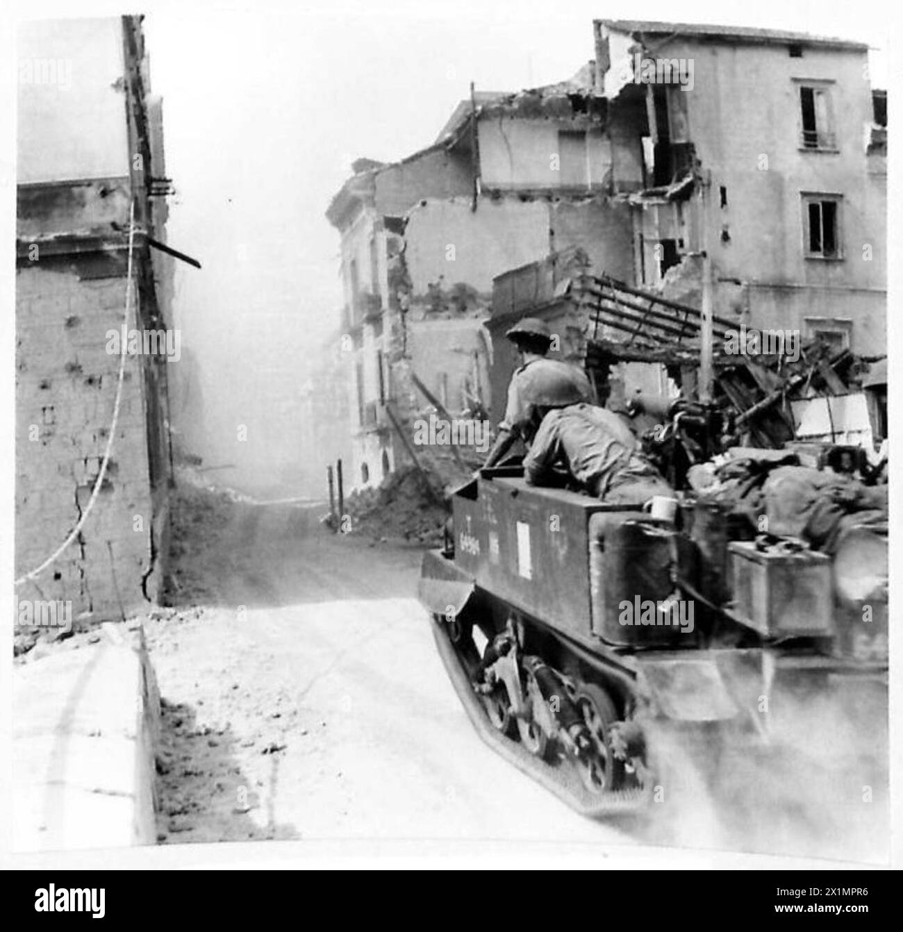 SALERNO : BRITISH TROOPS ENTER THE TOWN : FIFTH ARMY - Bren carrier ...