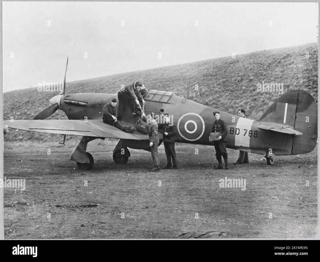 KEEPING THE R.A.F. PLANES IN BATTLE CONDITION - 11951 Picture (issued ...