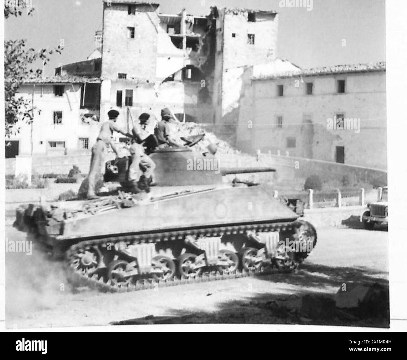 EIGHTH ARMY : VARIOUS - Sherman tanks manned by New Zealanders racing ...