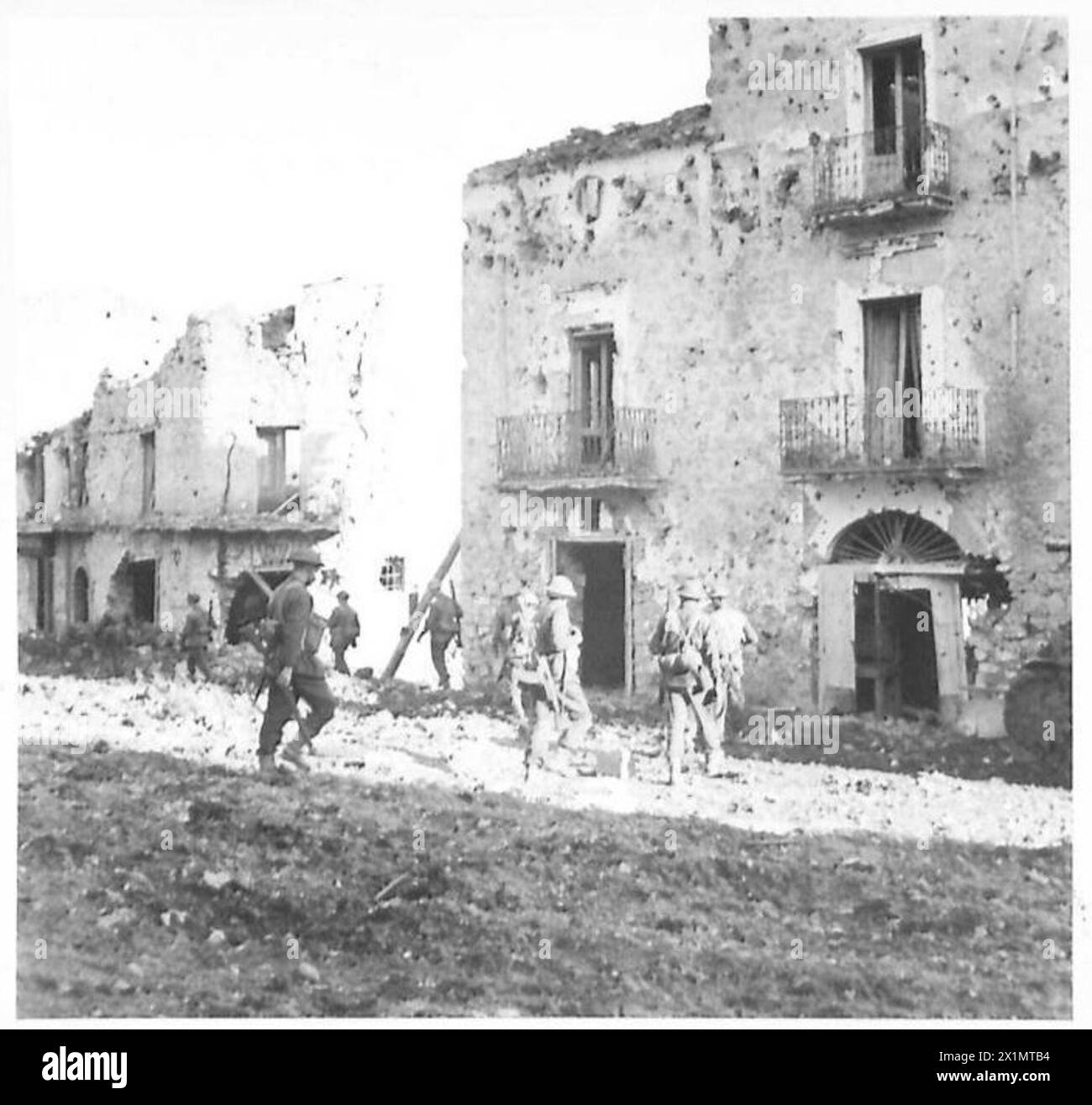 ITALY : FIFTH ARMYGARIGLIANO FRONT - Men of the 2/5 Queens, "C" Coy ...