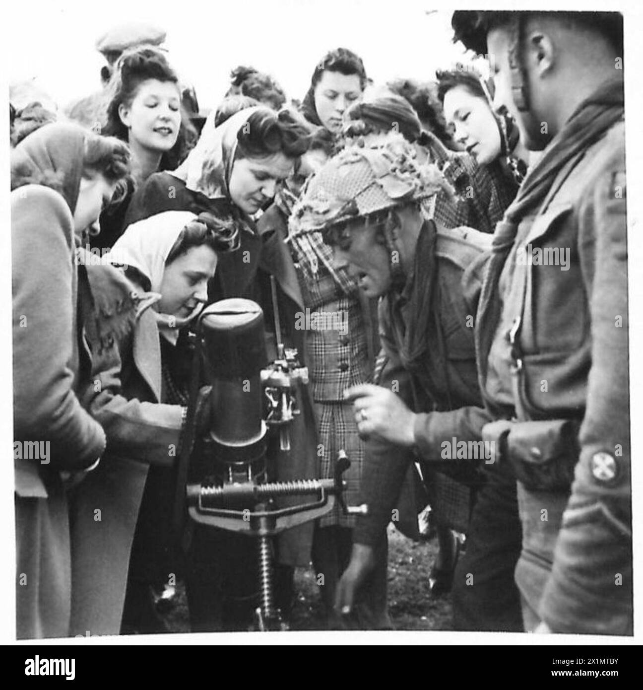 MUNITION WORKERS WATCH ARMY DEMONSTRATE 3-INCH MORTAR - Girl munition ...