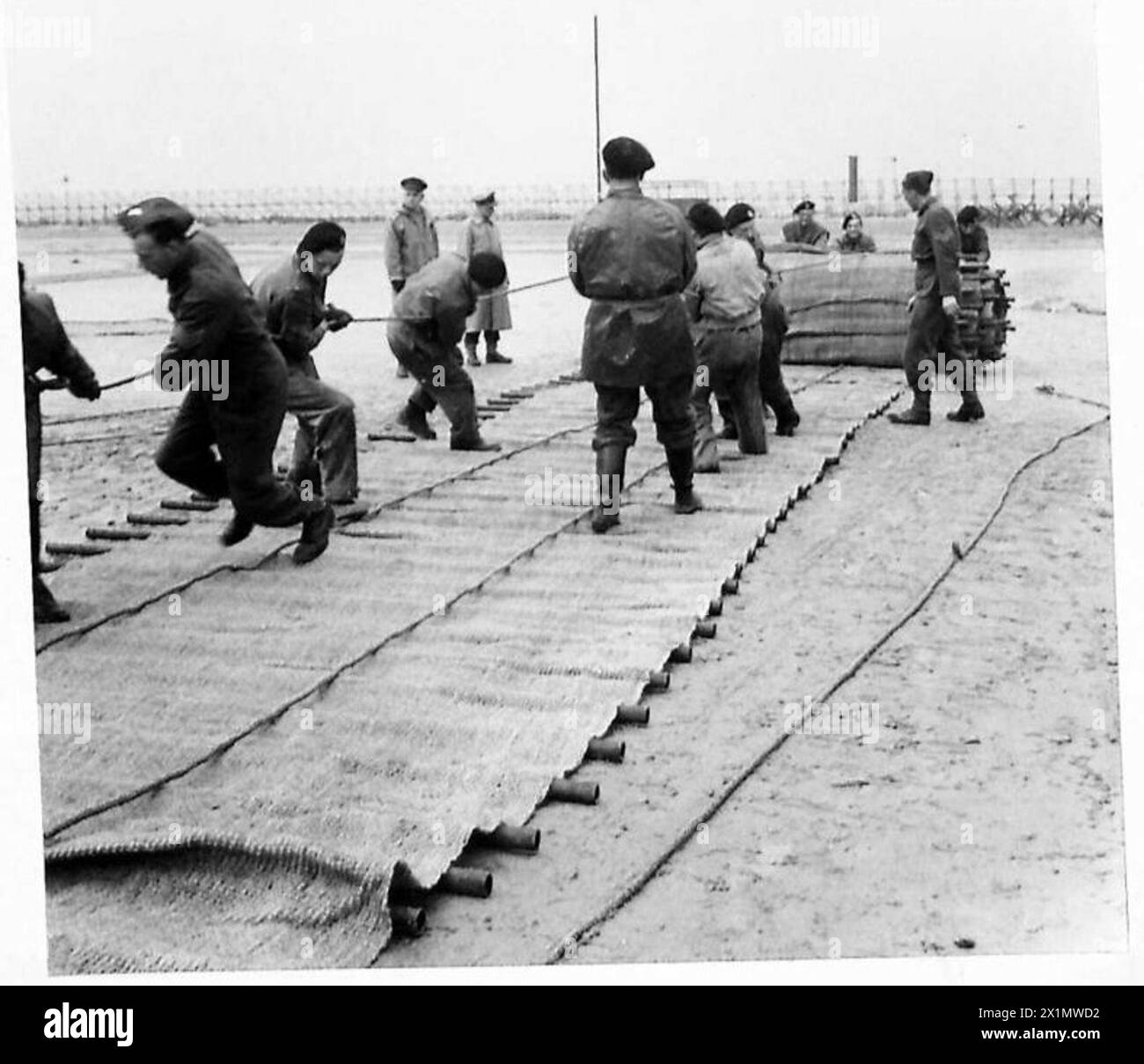 Rolling ropes hi-res stock photography and images - Alamy