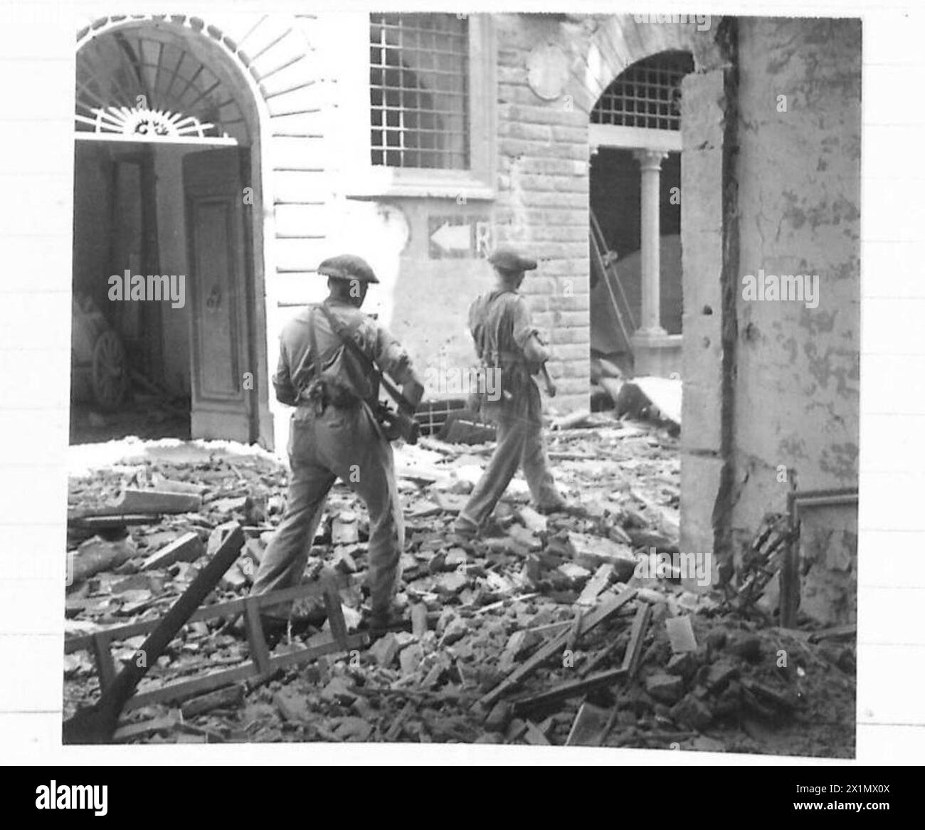 A patrol of the 4th Platoon, 'A' Company, WR/DLR South African Division ...
