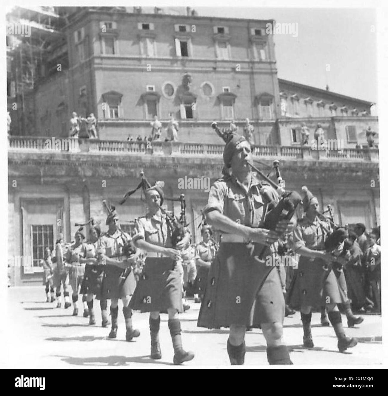 ROME : PARADE OF THE IRISH BRIGADE - The pipe band marches away from ...