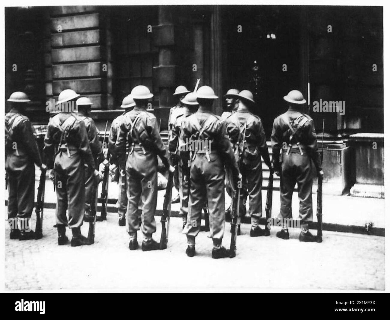 GRENADIER GUARDS AT THE WAR OFFICE - Waiting for orders, British Army ...