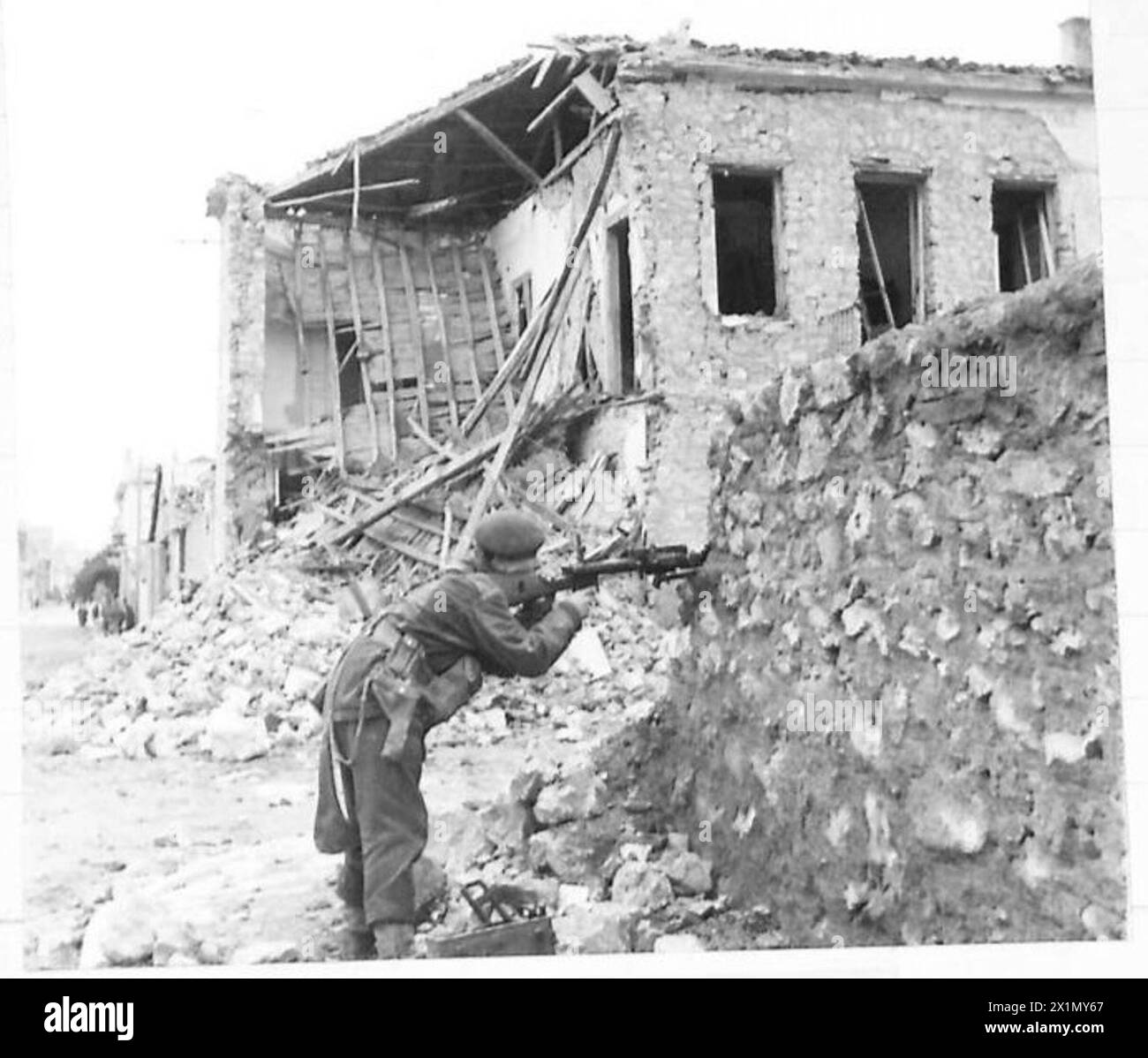 GREECE : THE FINAL MOPPING UP IN ATHENS - Pte. W. Lowson of Dundee; 5th ...