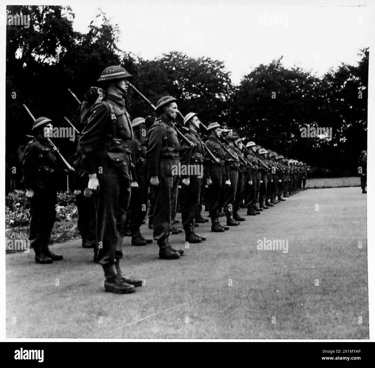 MILITARY POLICE RECEIVE BATTLE TRAINING - Member of the C.M.P. traffic ...