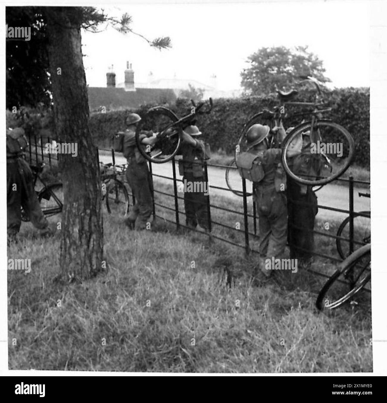 SOLDIER CYCLISTS - Having reached their first obstacle, the leading men ...