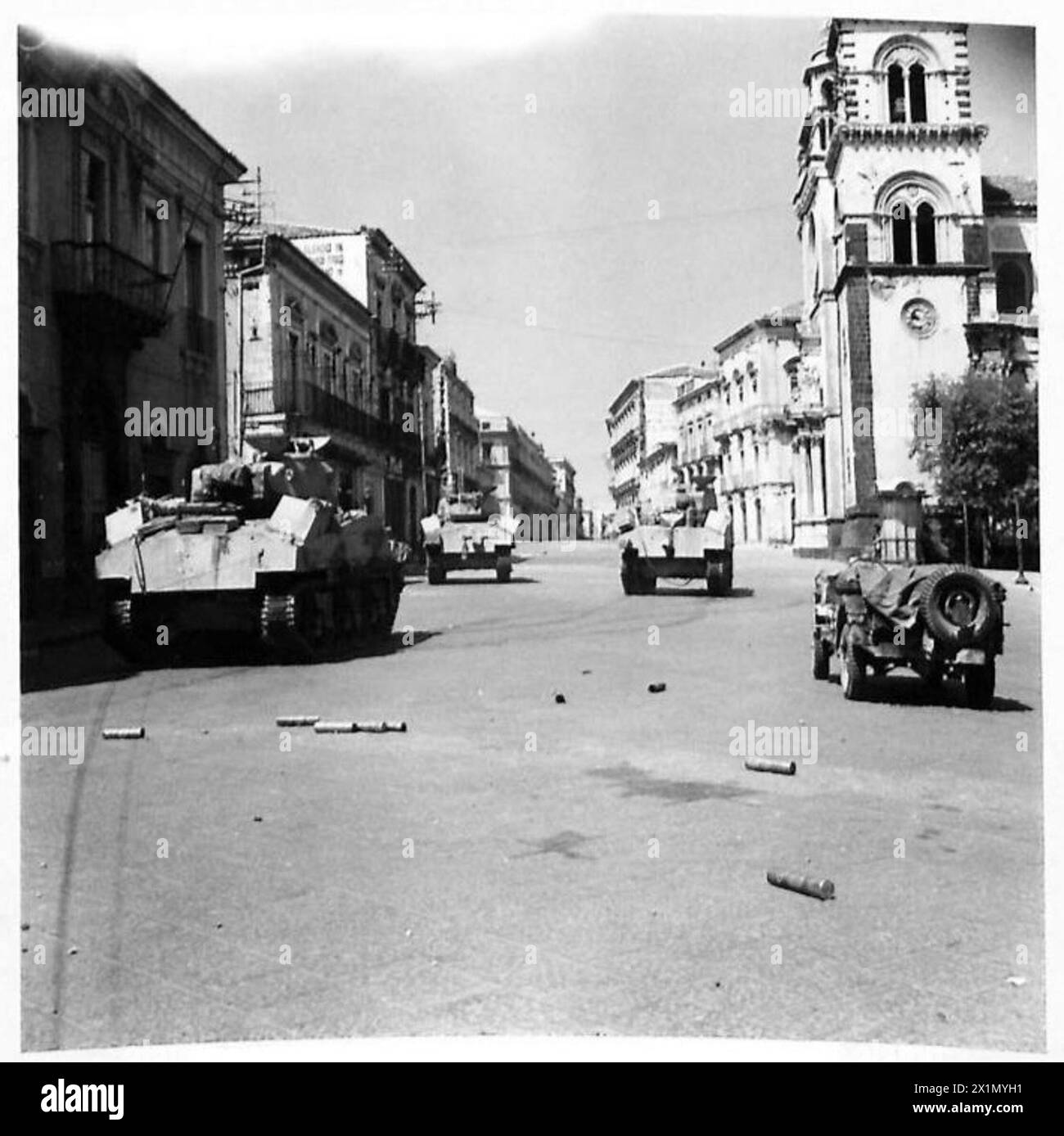 Sherman tanks transport infantry Black and White Stock Photos & Images ...