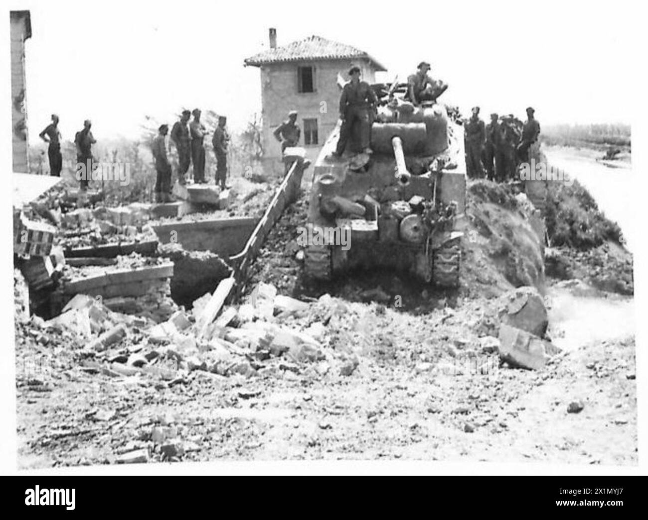 EIGHTH ARMY : ADVANCE TOWARDS RIVER RENO - Tanks negotiate a German ...