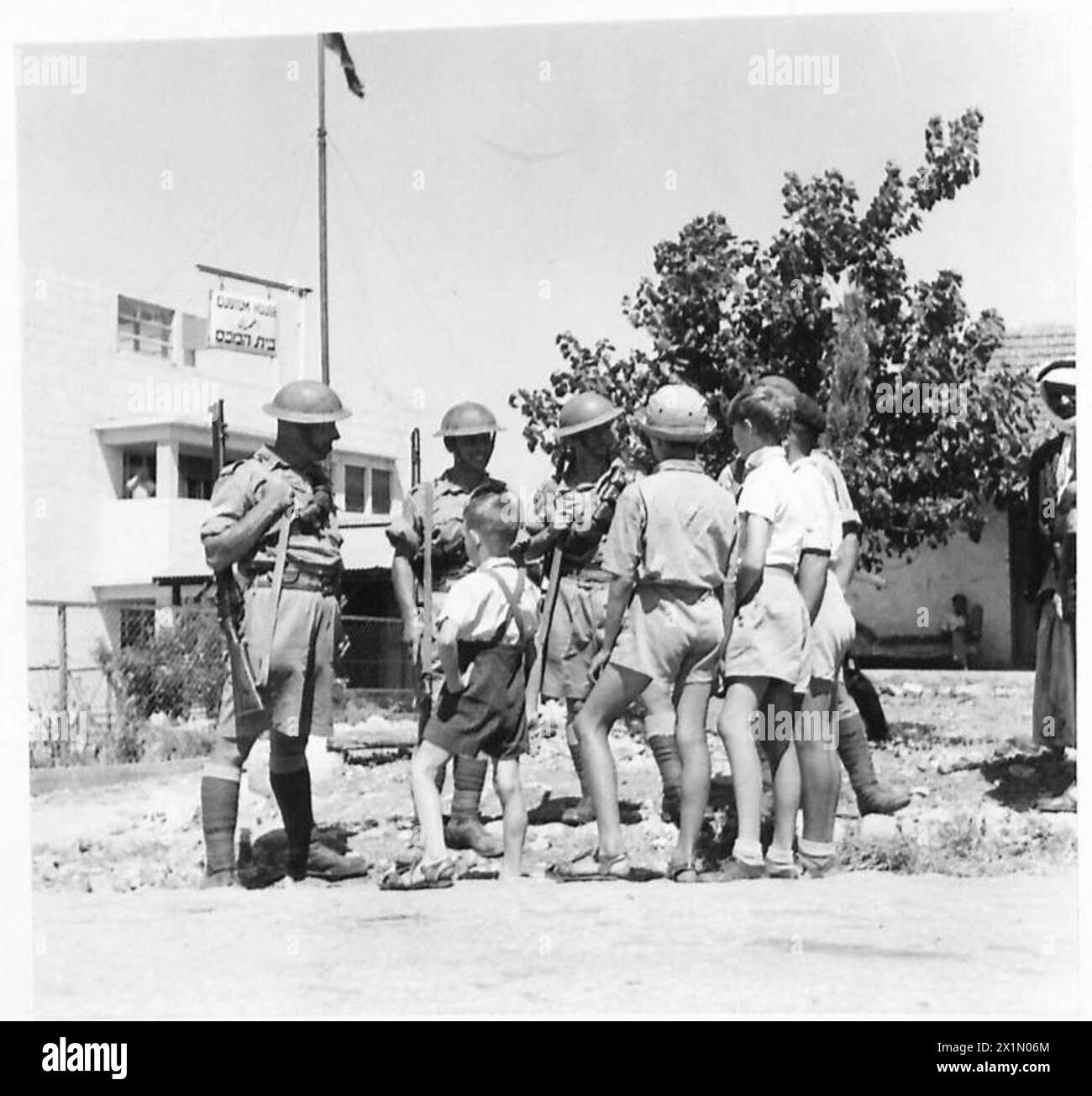 British soldiers guard the Syrian frontier while interacting with ...