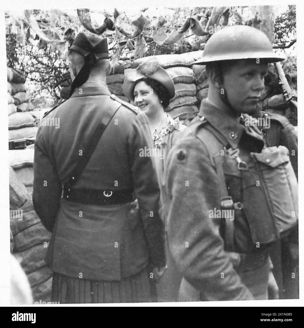 THE QUEEN VISITS LONDON SCOTTISH - The Queen passing along a path ...