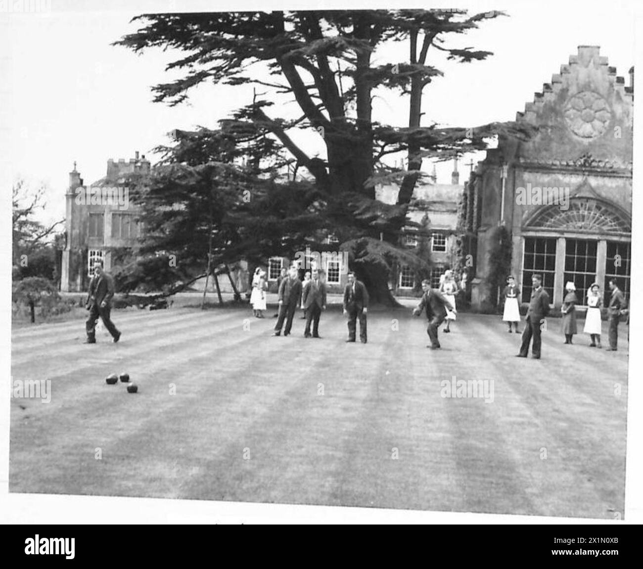 BEAUTIFUL COUNTRY HOUSES AS CONVALESCENT HOMES - Patients play a game ...