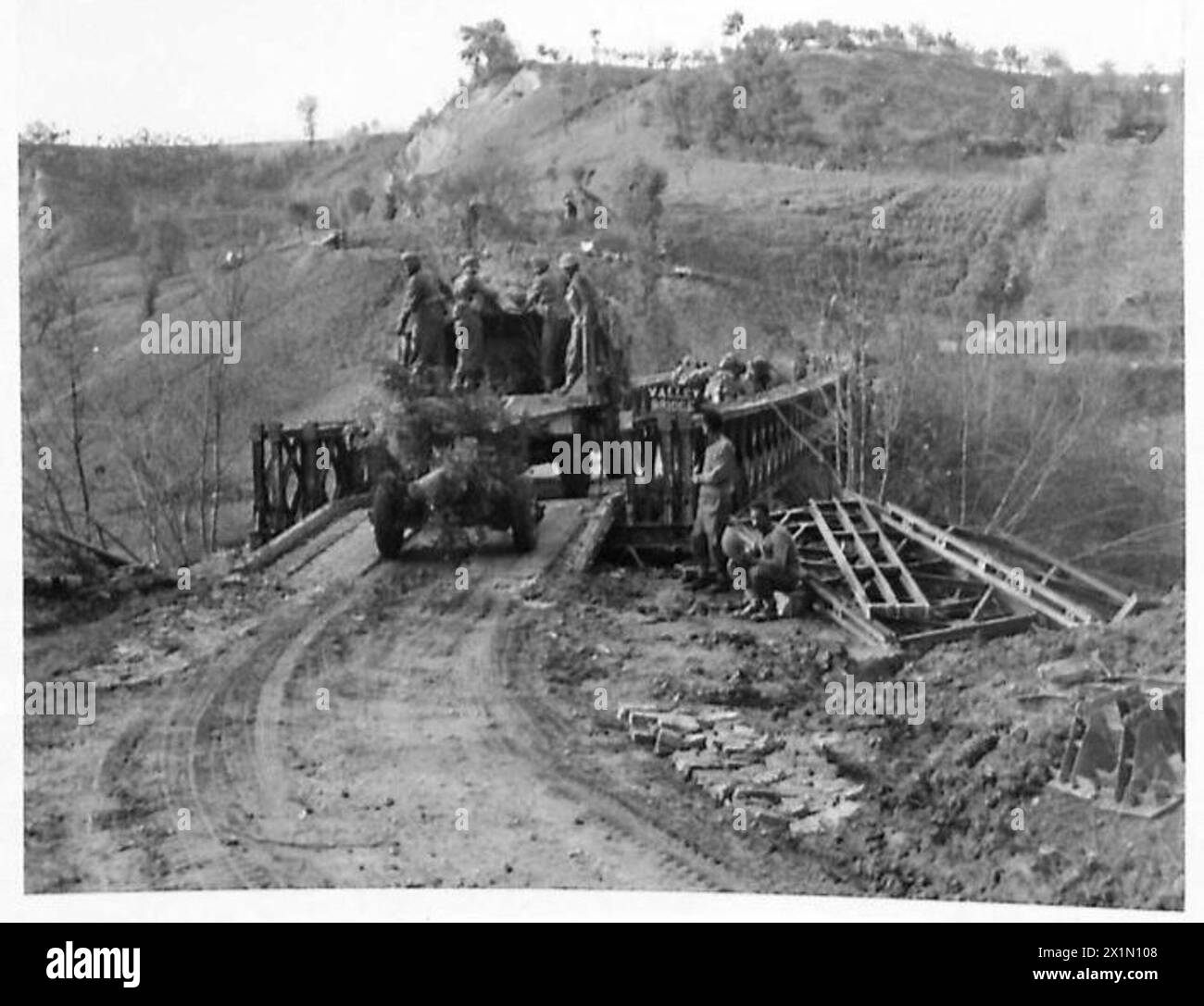 ITALY : EIGHTH ARMYRIVIER MORO AREA - Artillery crossing the bridge ...