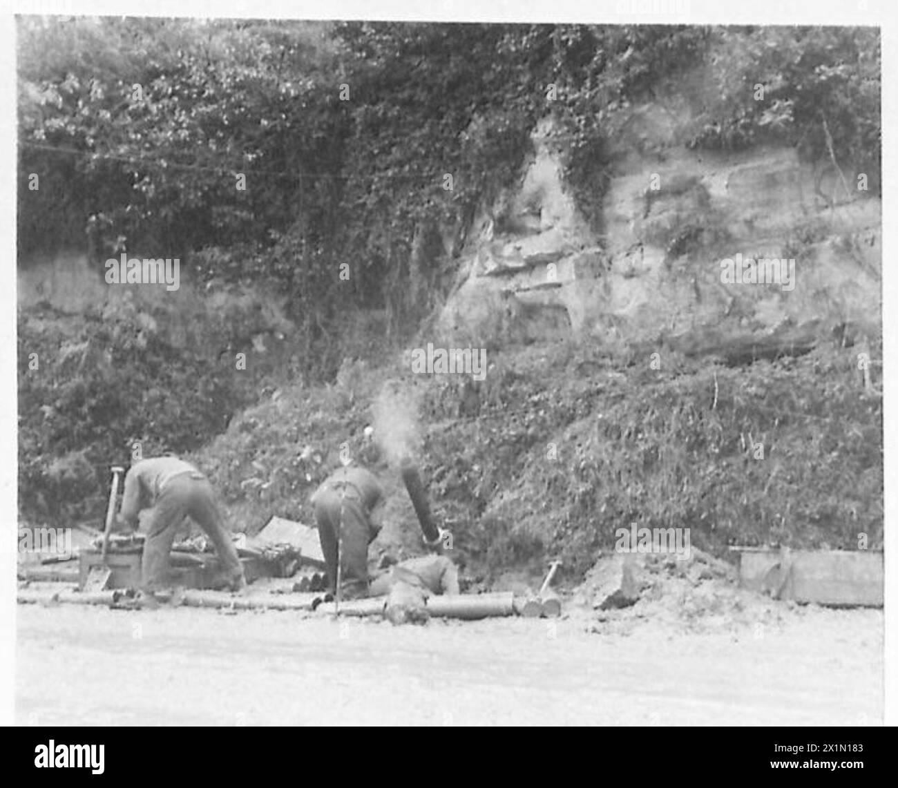 ITALY : FIFTH ARMYBRITISH MORTARS IN ACTION - The mortar crews get ...