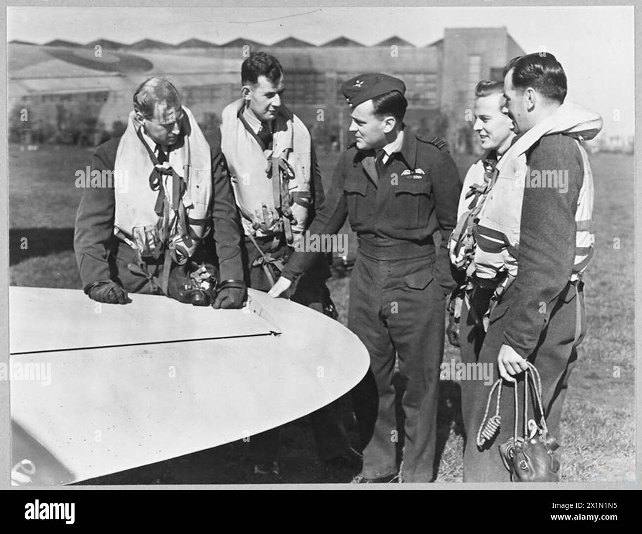 WING COMMANDER REYNOLDS TAKES OVER COMMAND OF A MOSQUITO SQUADRON ...