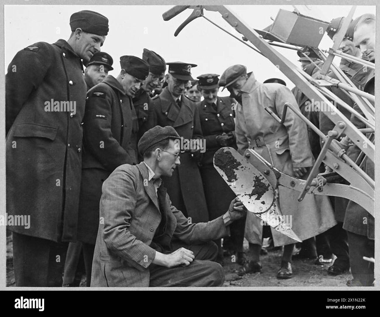 RAF MEN TAKE A ONE-DAY "DIG FOR VICTORY" COURSE. - 9065 (Picture issued ...