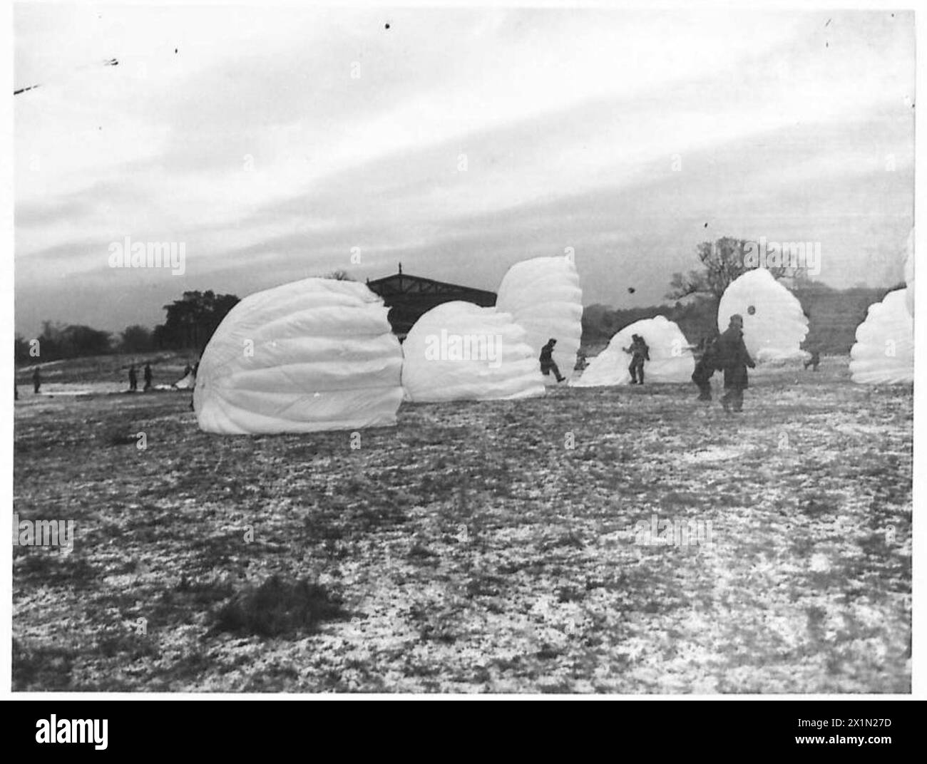 Parachute troops shown on hi-res stock photography and images - Alamy
