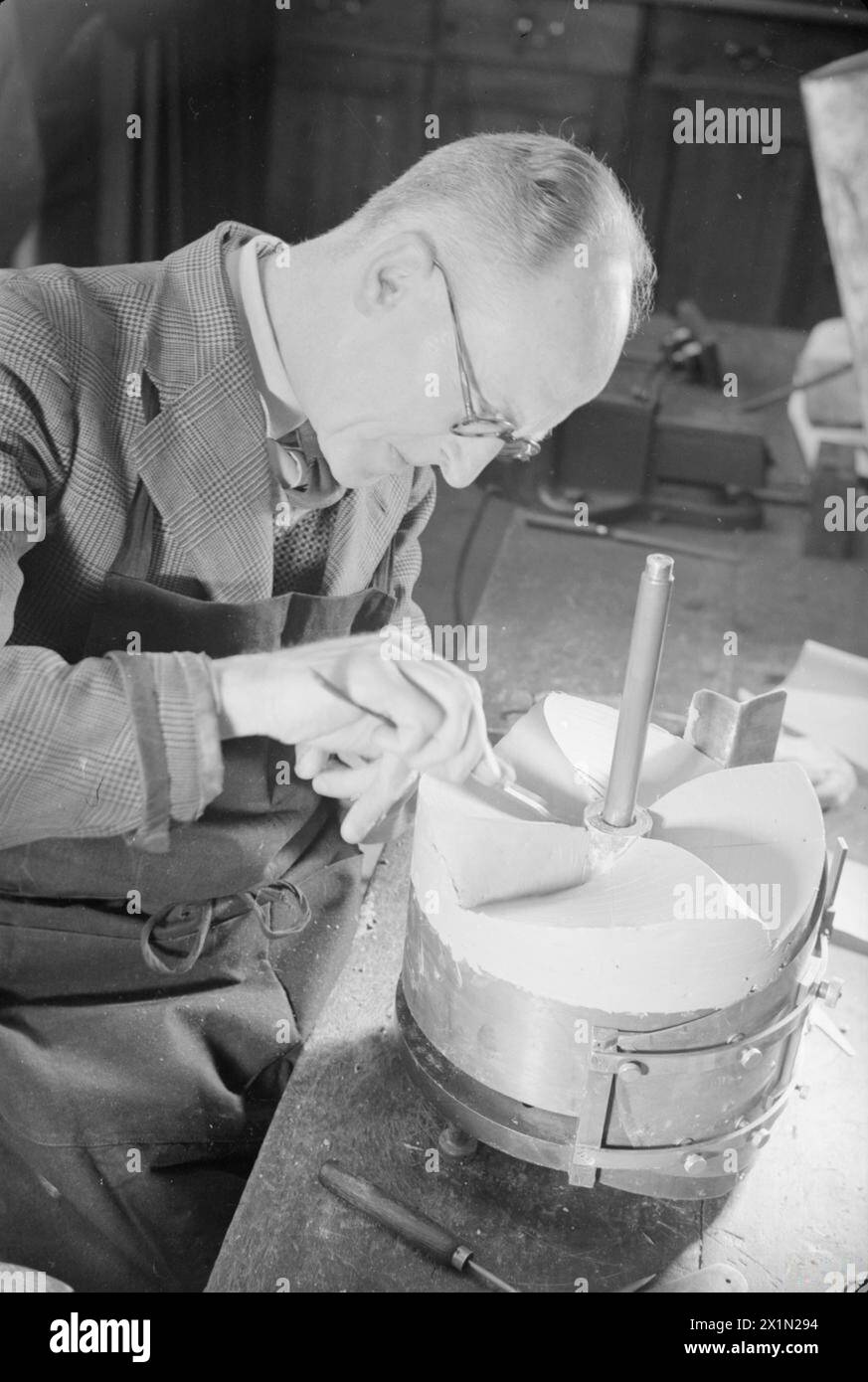 In 1944 laboratory england hi-res stock photography and images - Alamy