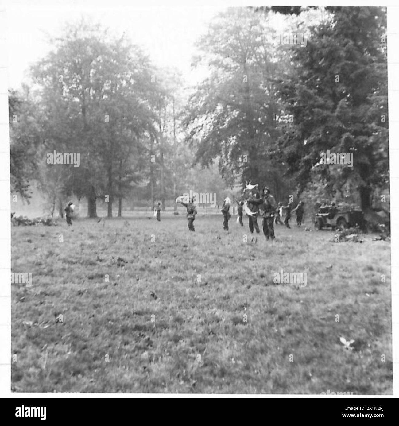 British airborne troops at Arnhem and Oosterbeek, Holland, signal ...