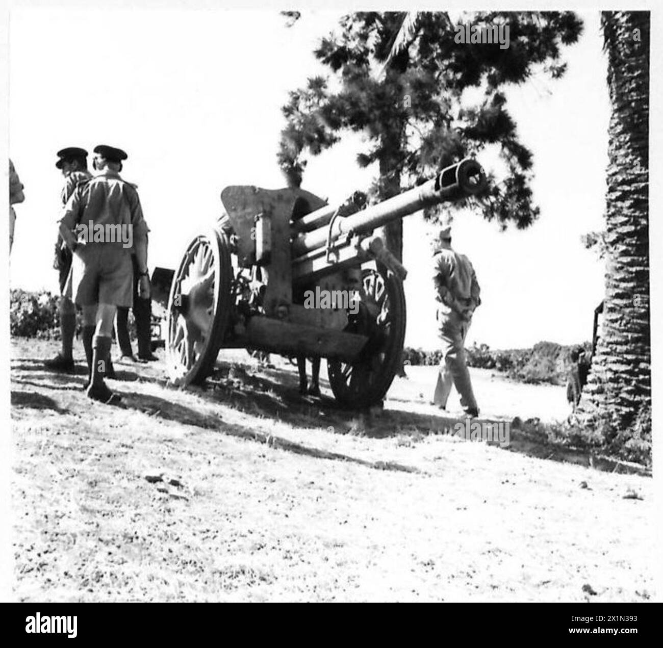 ALLIED WAR CORRESPONDENTS VIEW CAPTURED ENEMY EQUIPMENT - A 105 mm ...