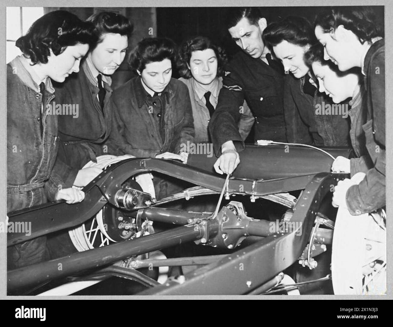 W.A.A.F. DRIVERS LEARN THEIR TRADE AT AN R.A.F.SCHOOL OF MOTOR ...