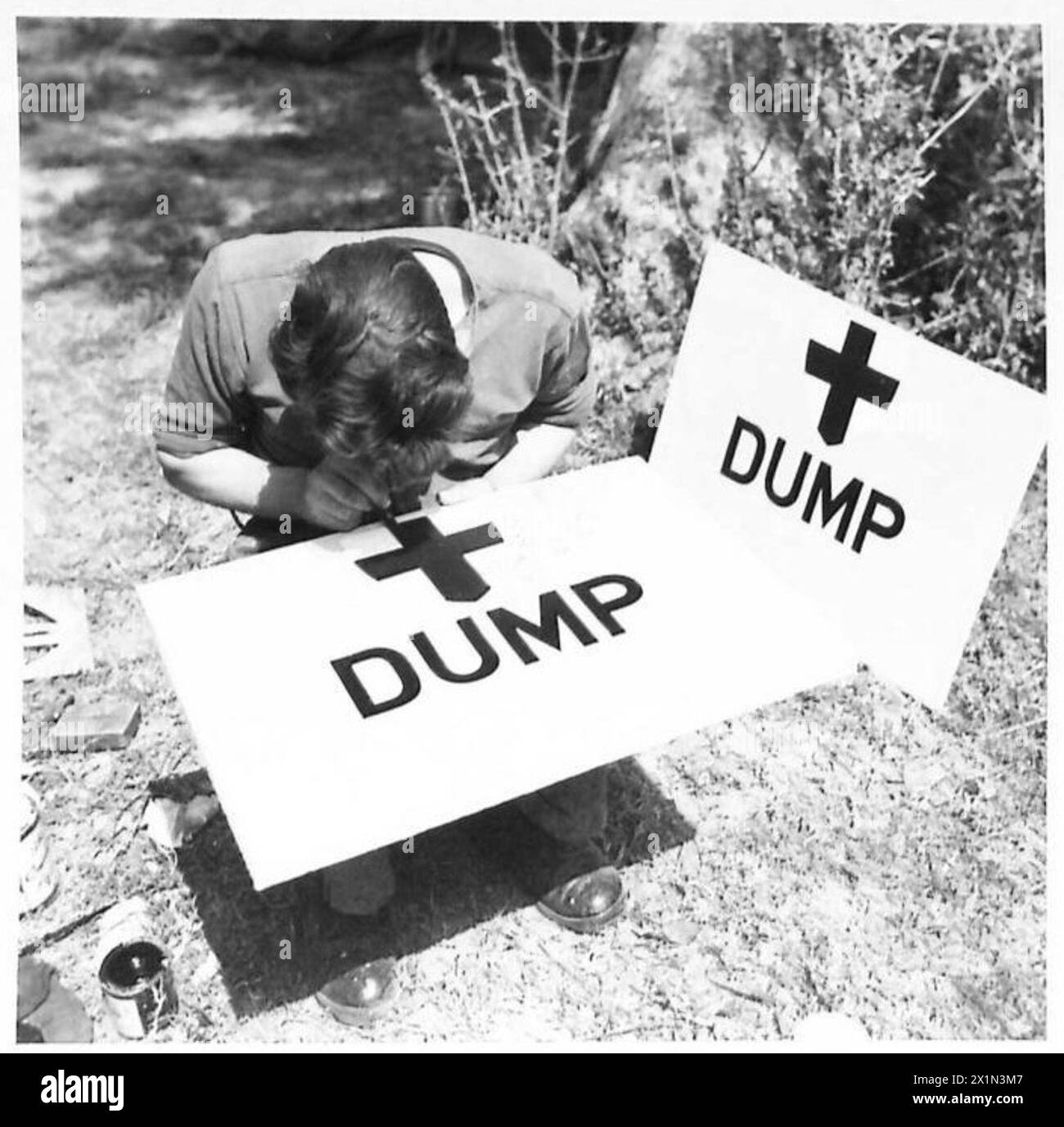 ARMY SIGNWRITERS - Painting signs in preparation for the arrival of the ...
