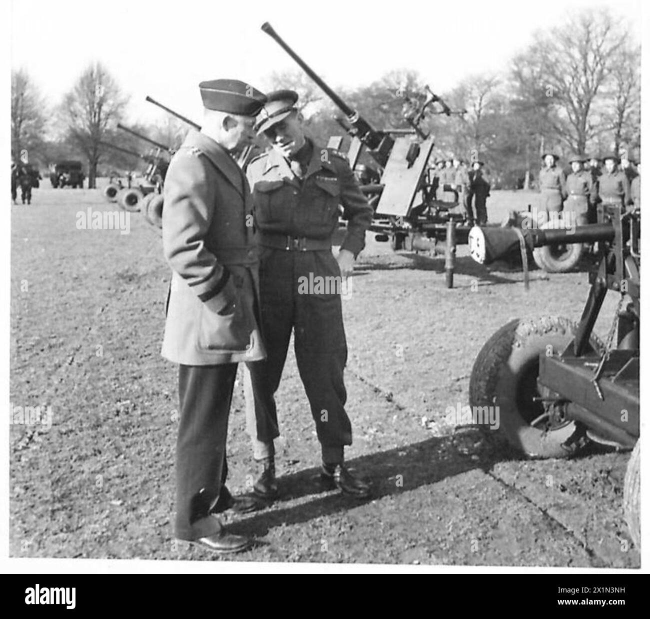 General Eisenhower inspects Light Anti-Aircraft Bofors guns of the 127 ...