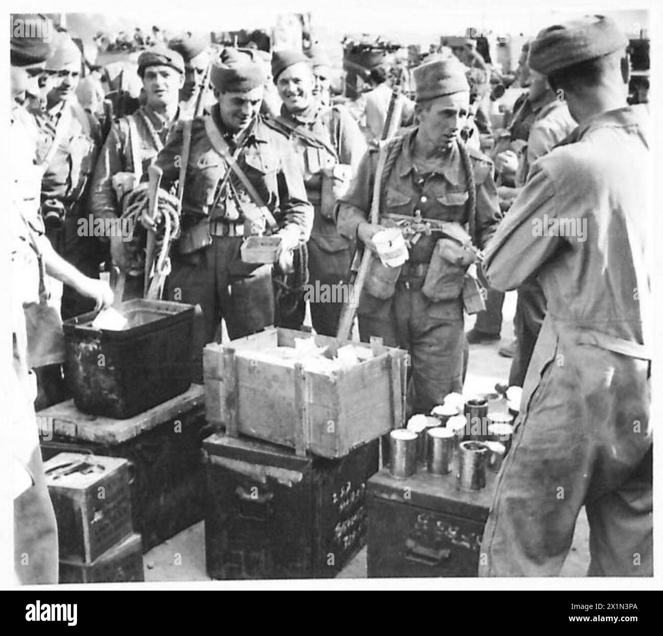 ITALY : COMMANDO RAID ON ISLE OF CHERSO - Commandos queue up for tea ...